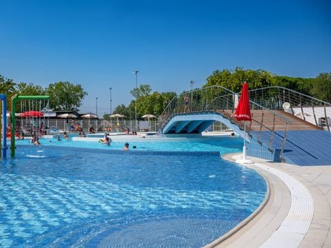 32 M² Caravan ∙ 2 Bedrooms ∙ 6 Guests - Alps