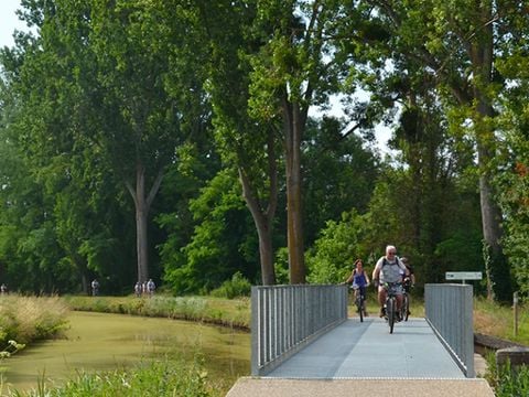 Camping Canal De Berry - Saint-Amand-Montrond